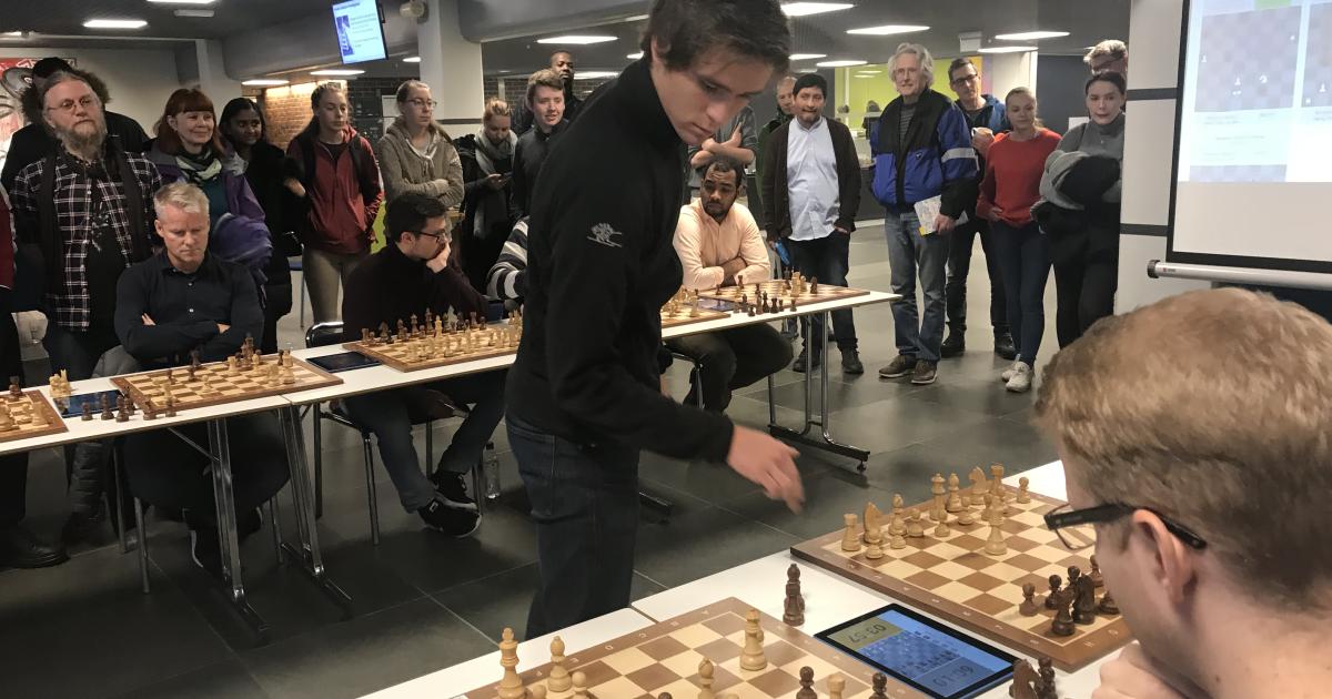 Jusstudenten Benjamin (25) er stormester i sjakk og sitter i kommunestyret